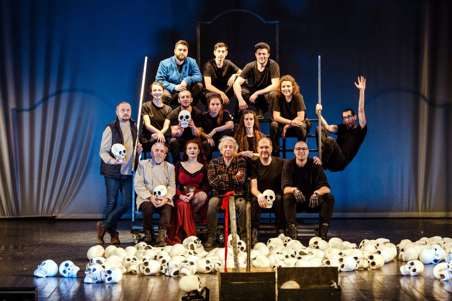 Teatrul devean, de la Ansamblul de Cântice şi Dansuri Populare, la ...