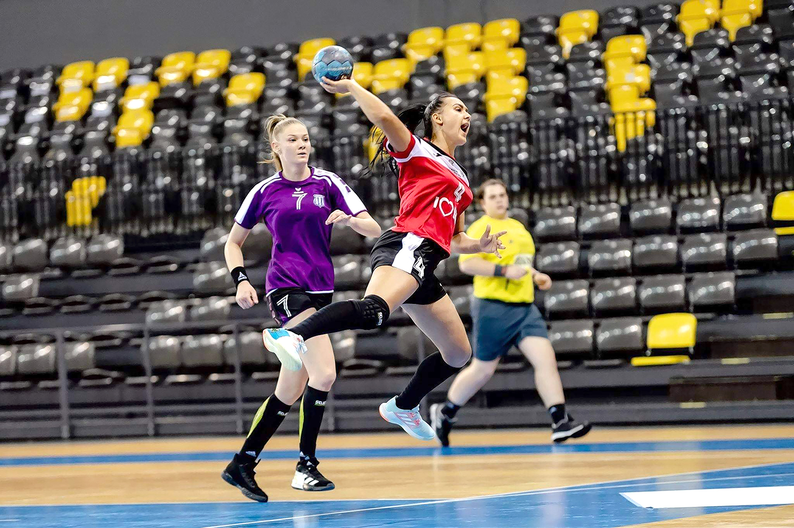 HANDBAL FEMININ. CSM Deva, două victorii în turneul de sală de la Tg. Jiu - Stiri si informatii ...
