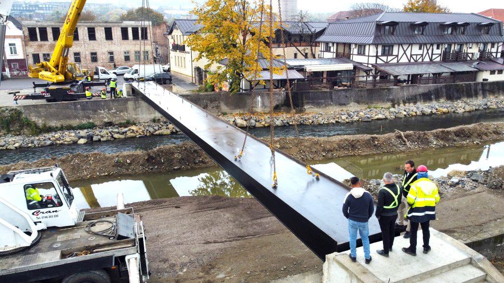 Podul pietonal din Centrul Vechi este „pe poziţie” - Stiri si ...