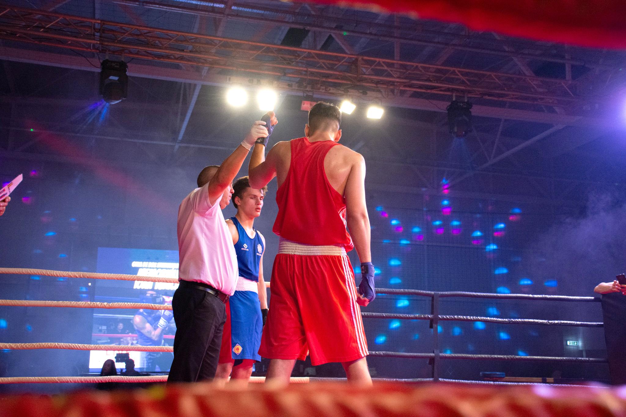 BOX. După mulți ani, o gală de box a fost organizată la Brad – Stiri si ...