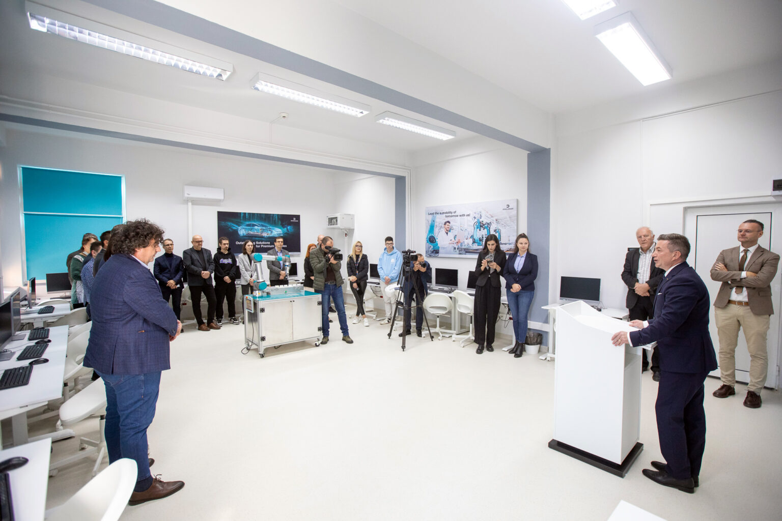 Laborator de robotică DRÄXLMAIER la Facultatea de Inginerie din ...