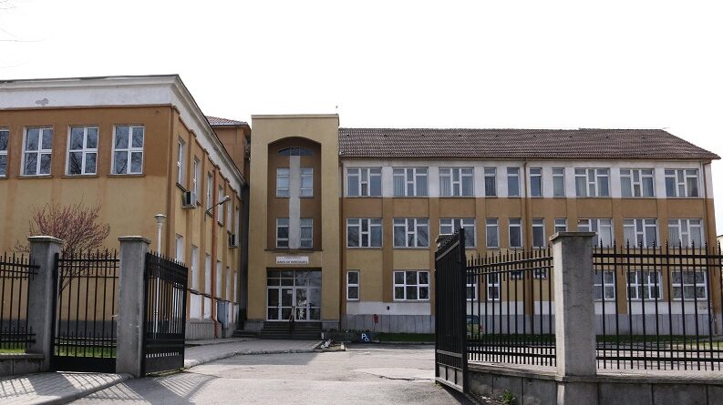 Clădirea veche a Colegiului Naţional „Iancu de Hunedoara” va fi ...